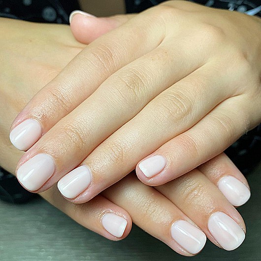 Shellac Satin Slippers לק ג'ל היפואלרגני בצבע ניוד ורדרד נייטרלי חצי ...