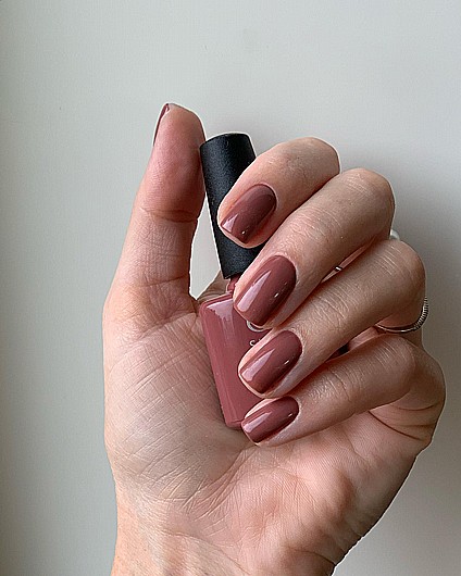 Shellac Fuji Love לק ג'ל היפואלרגני בצבע ניוד ורדרד מעושן כהה אטום | לק ...
