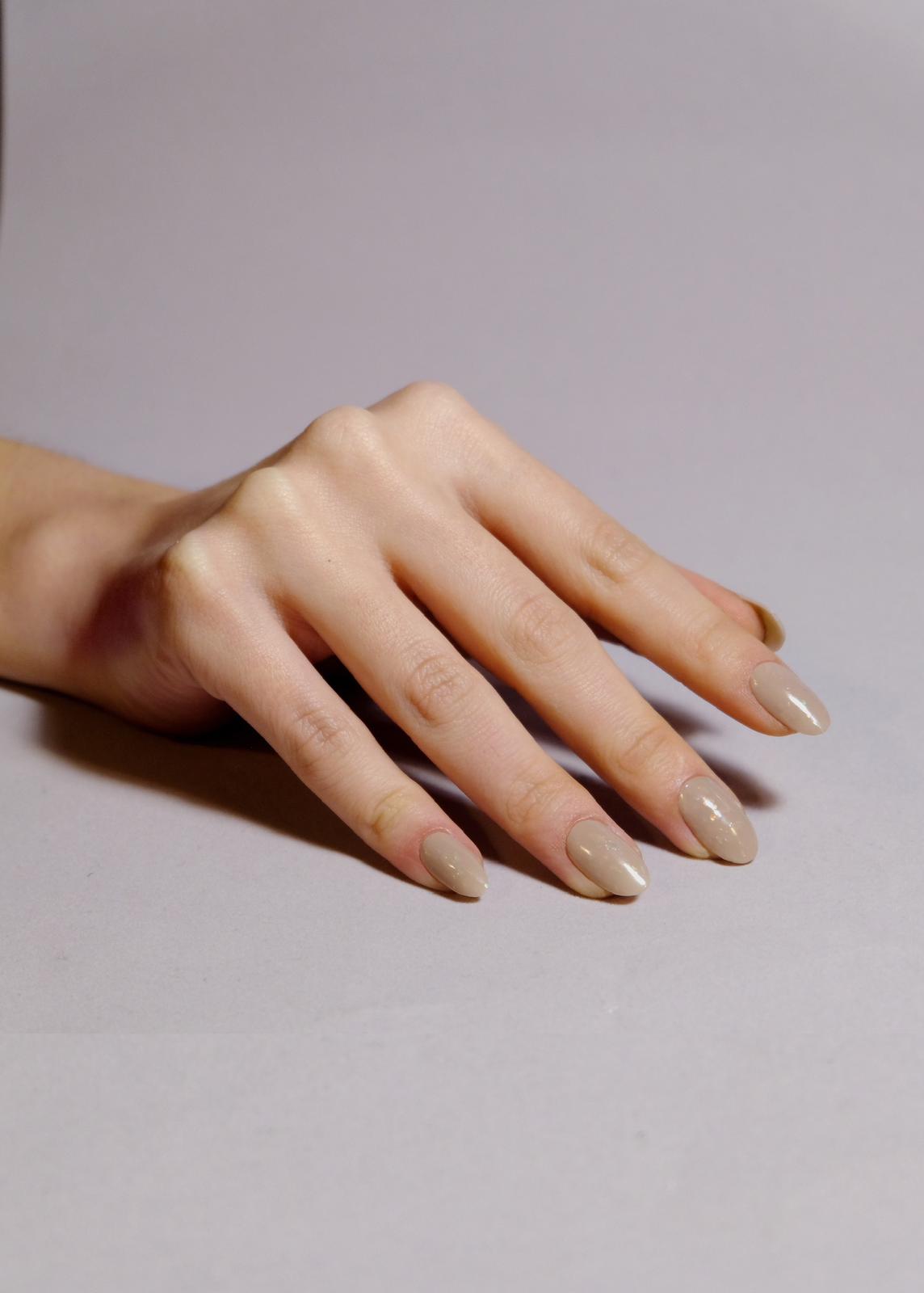 Shellac Off The Wall לק ג'ל היפואלרגני בצבע אפור חום עם נצנצים הולוגרפים עבים | לק ג'ל ...