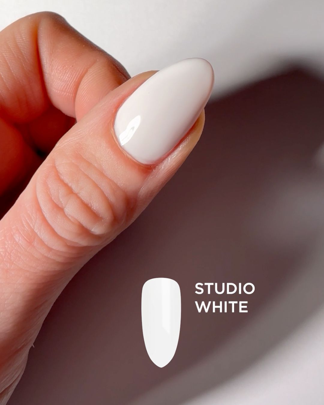 Shellac Studio White לק ג'ל היפואלרגני בצבע לבן חלבי חצי שקוף | לק ג'ל ...