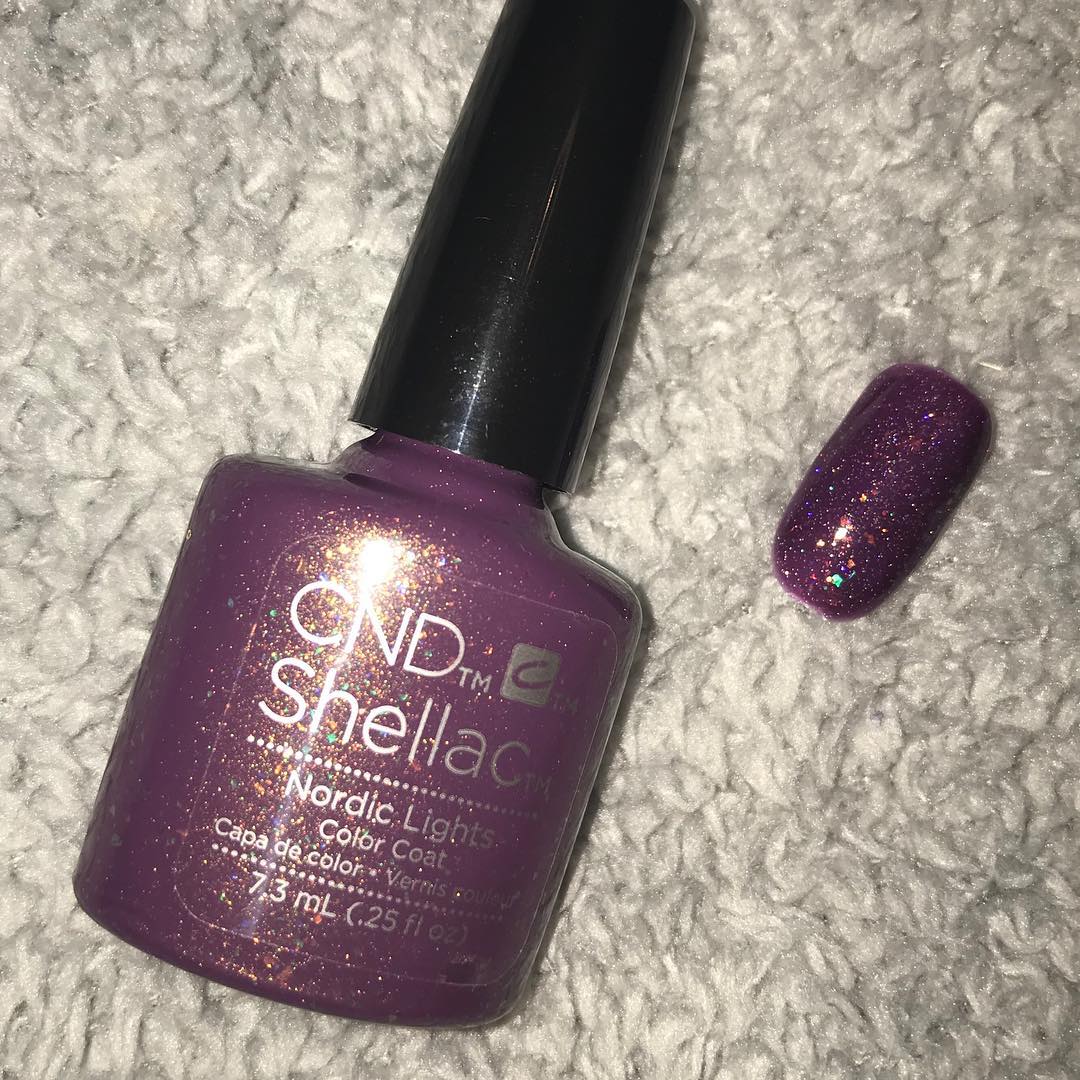 Shellac Nordic Lights לק ג'ל היפואלרגני בצבע סגול כהה מנצנץ חצי שקוף ...